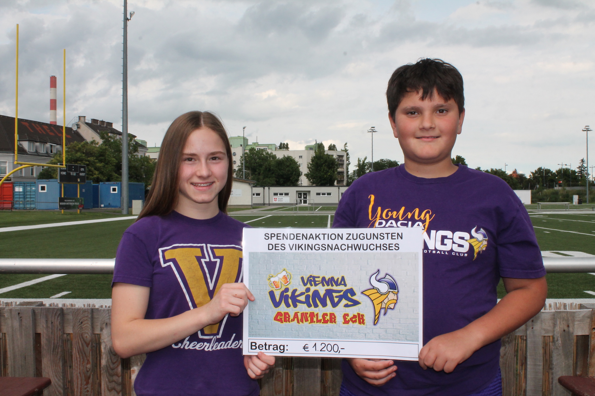 Cheerleader Laura Paulus und Footballer Marc Paulus – VIENNA VIKINGS Archiv