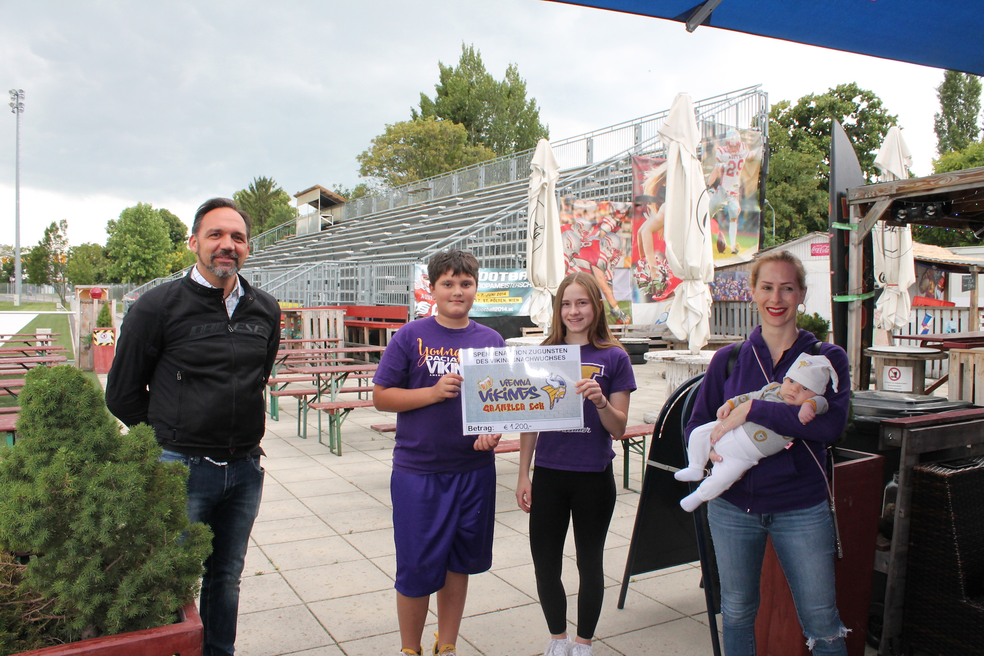 Nachwuchsleiter Georg Zivko Marc und Laura Paulus Cheerleiterin Vici ...